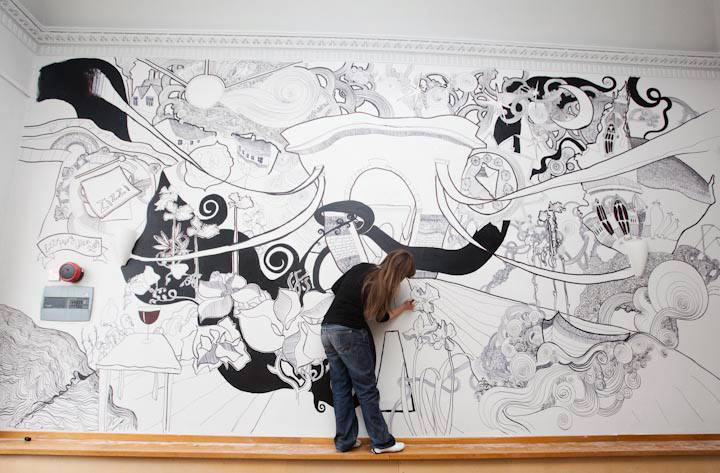 l’artista illustratrice Lizzie Mary Cullen all’opera mentre disegna su ...
